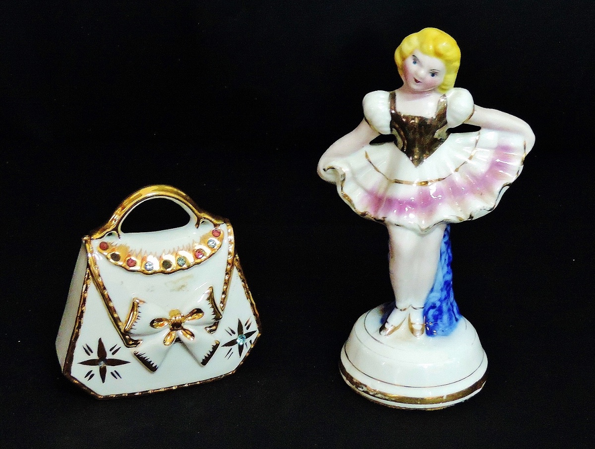 Bibelô em porcelana Limoges no formato de bolsa no pred