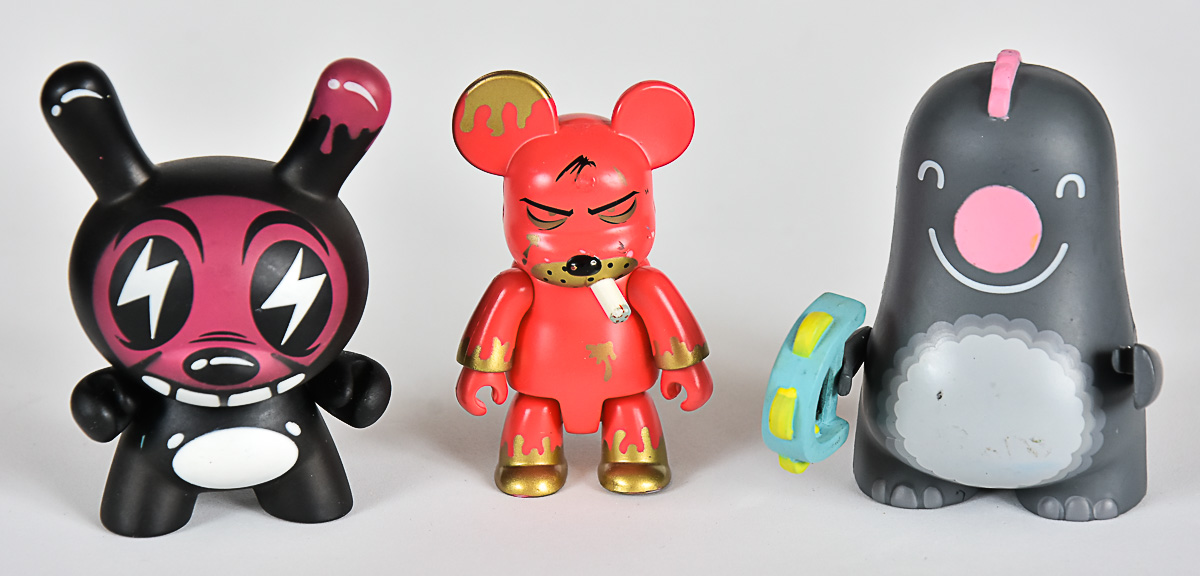 KID ROBOT - 3 miniaturas de Toy Art: a) Figura de arte