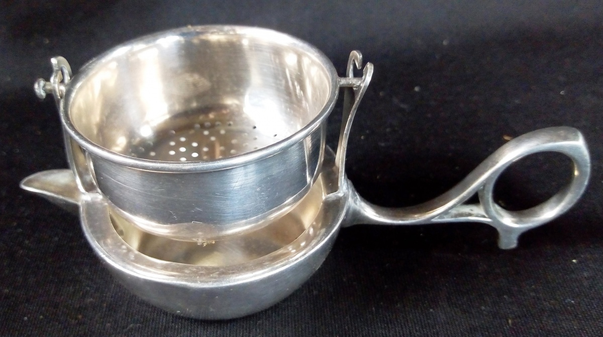 COADOR DE CHA - CONFECCIONADO EM METAL PRATEADO - MEDIN