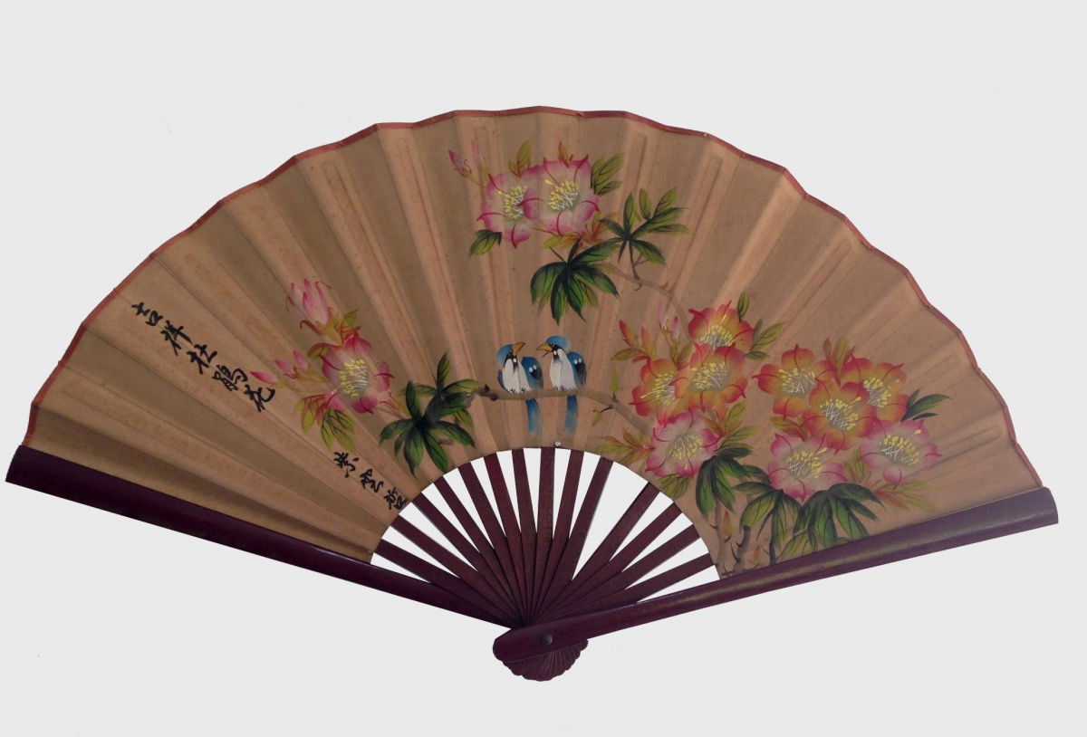 LEQUE CHINÊS EM MADEIRA, COM PINTURA DE PÁSSAROS E FLOR