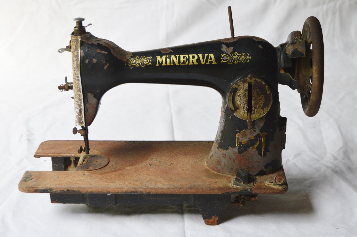 ANTIGA MÁQUINA DE COSTURAR DA MARCA MINERVA. NO ESTADO.