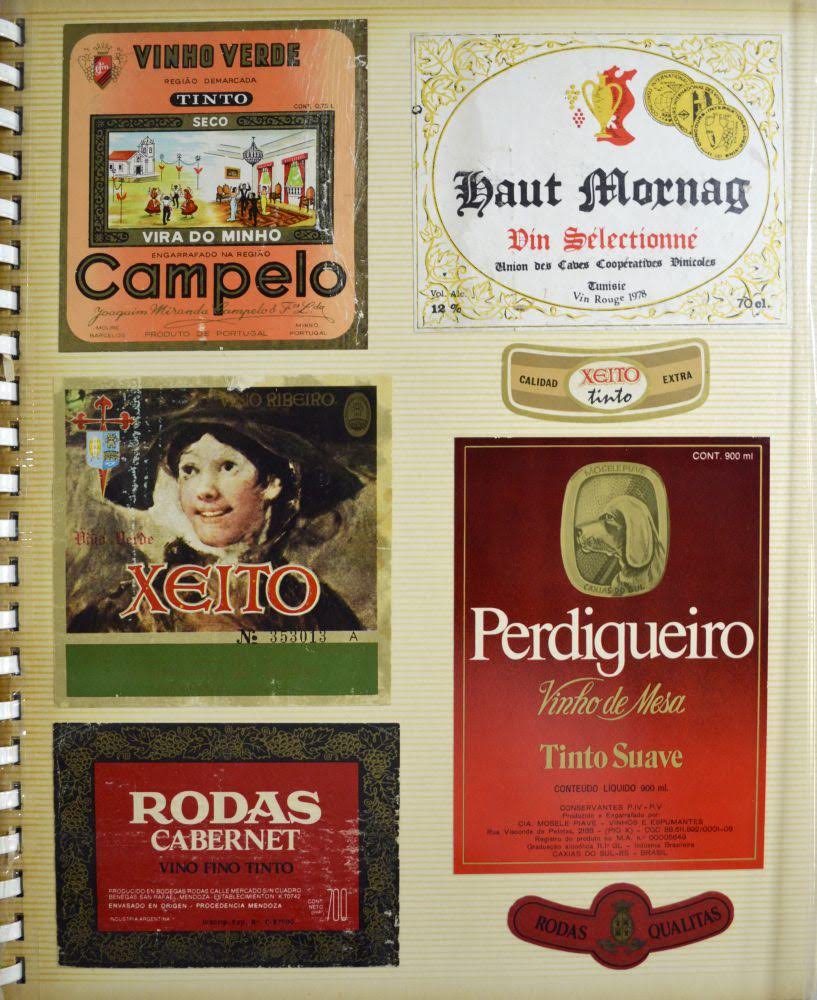 Álbum contendo (61) rótulos de bebidas, diversos.