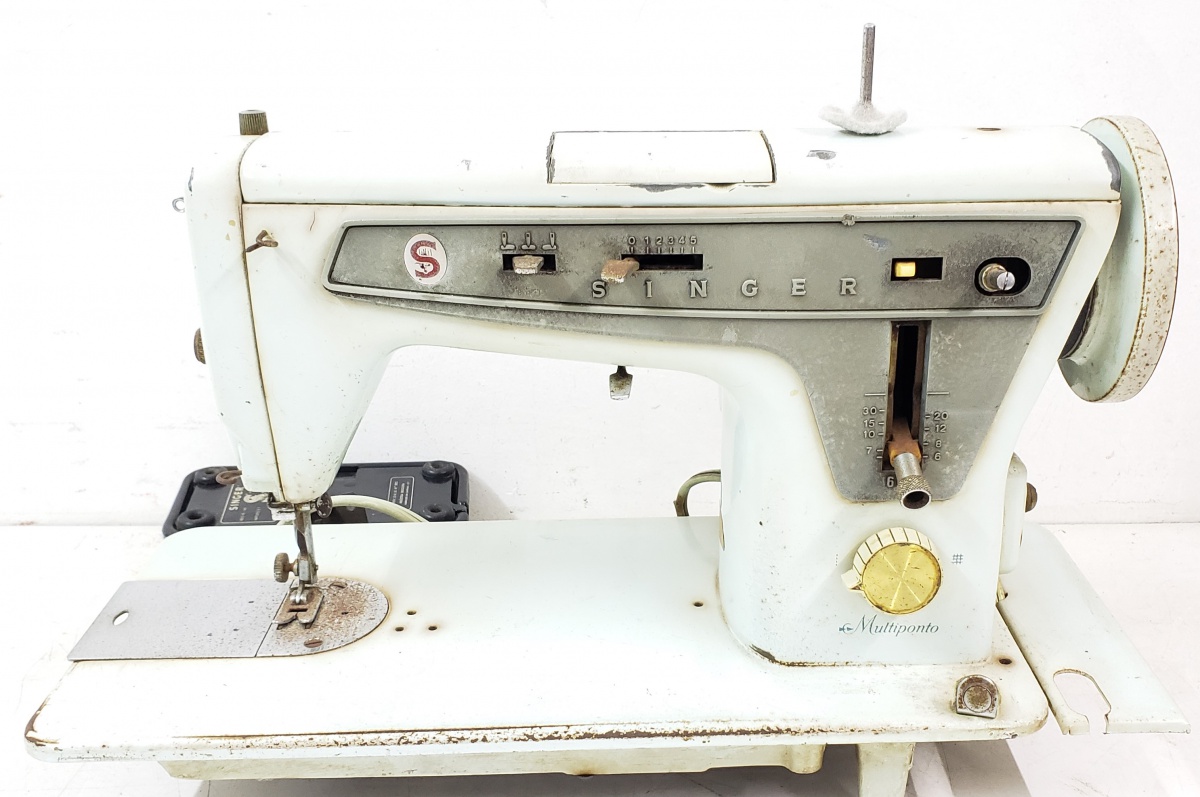 Antiga máquina de costura , marca Singer , modelo 666 M