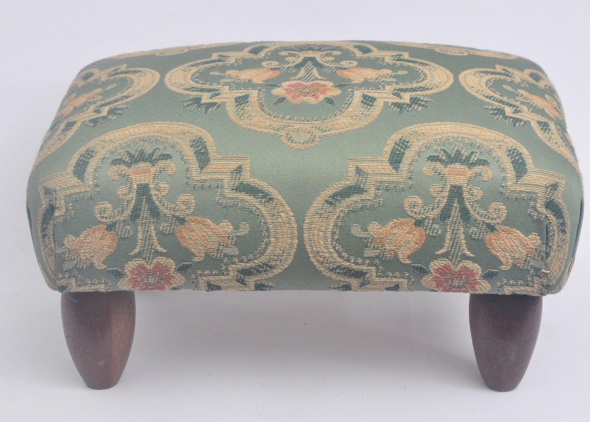 Escabelo em madeira no formato retangular , revestido p