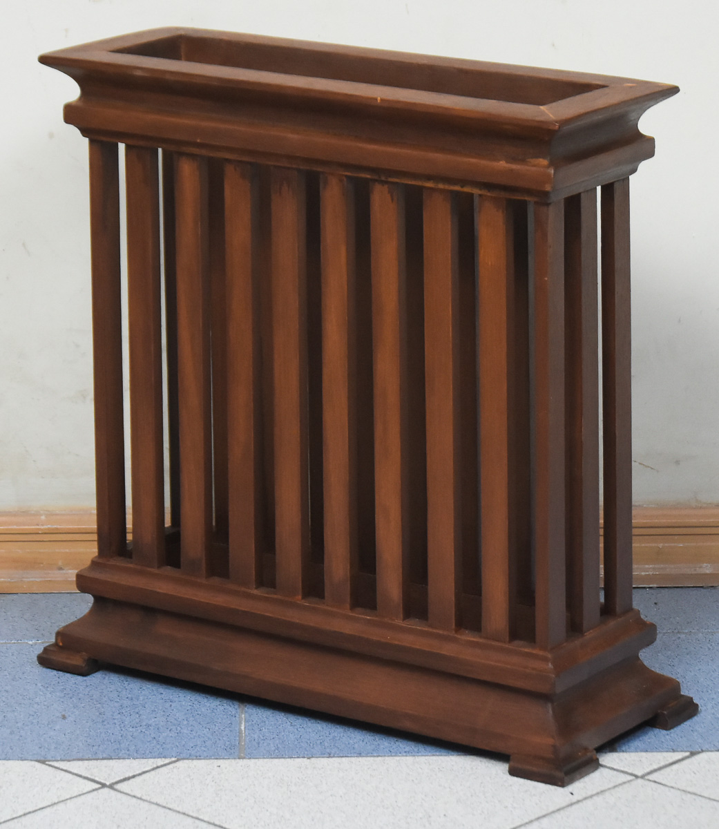 Bengaleiro em madeira nobre, retangular, laterais ripad