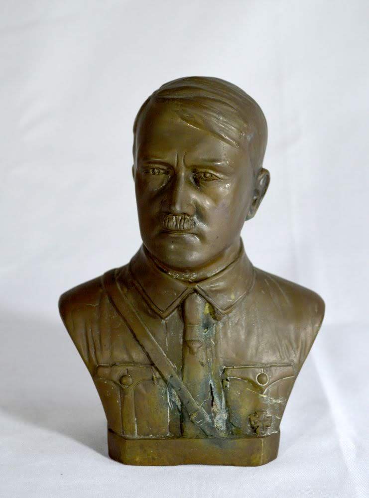 Escultura produzida em bronze, representando Adolph Hit