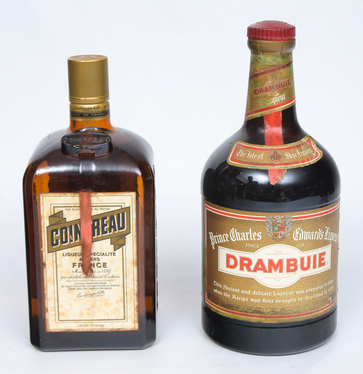 Duas bebidas: a) COINTREAU, LIQUEUR SPECIALITE ANGERS F
