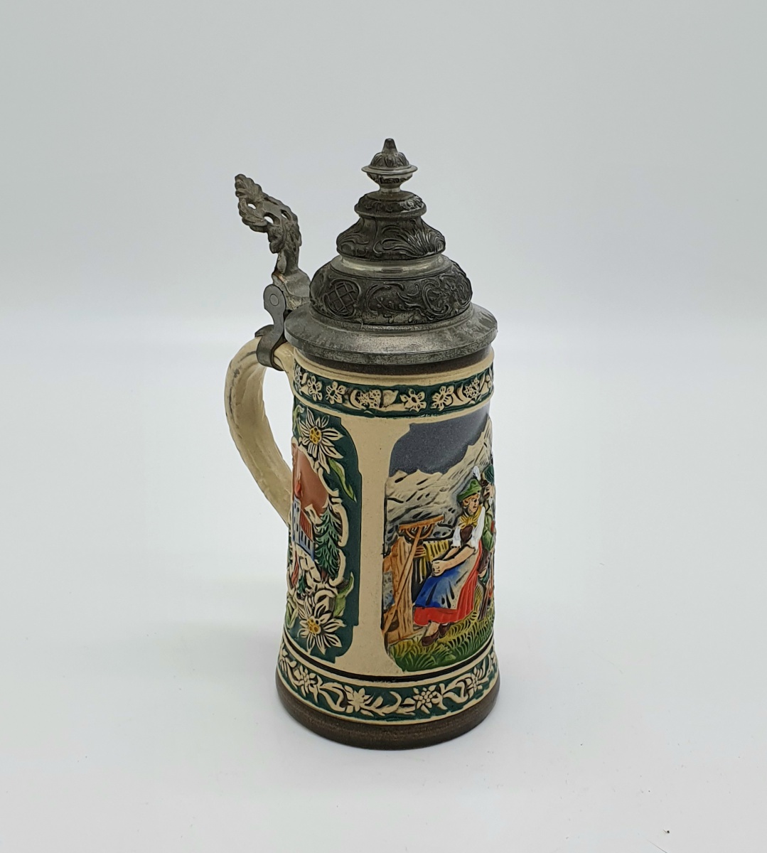GERZ-GERMANY, Tankard com decoração em relevo e tampa e