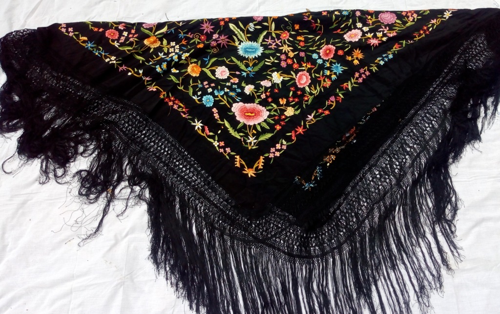 CHALE ESPANHOL COM LONGAS FRANJAS - APRESENTA RUIDO D