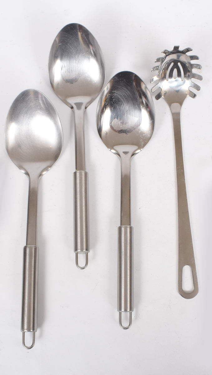 Quatro colheres para servir em metal branco, diferentes