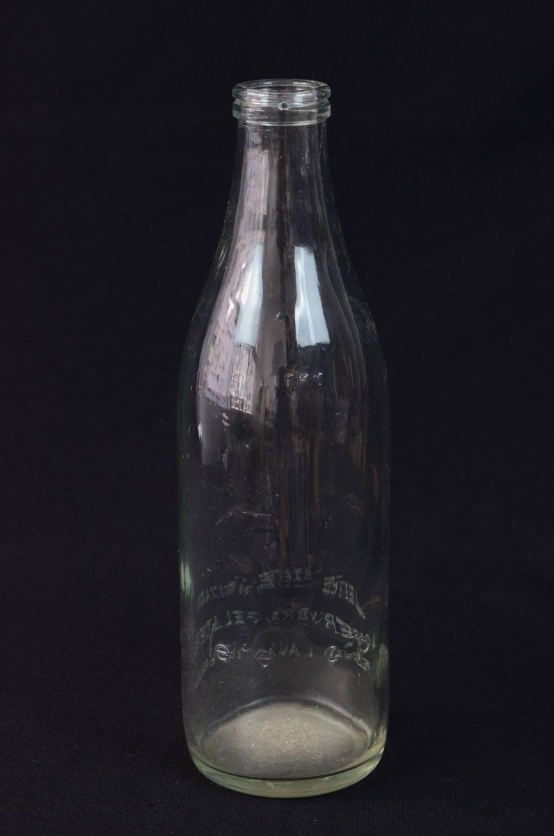 Antiga garrafa de leite da marca "CCPL" em vidr