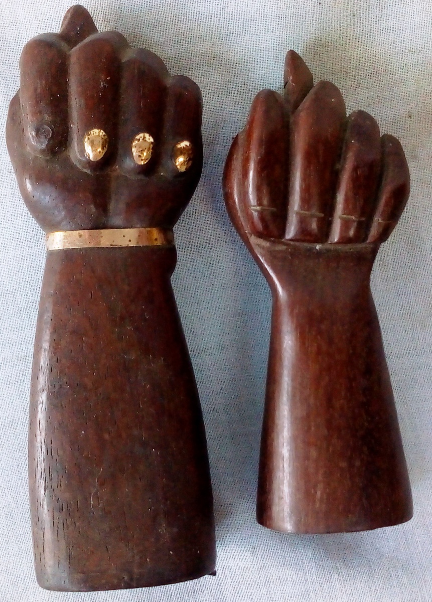 2 FIGAS - CONFECCIONADAS EM MADEIRA DE LEI - MEDINDO