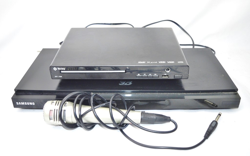 Aparelho DVD blueray e microfone nas cores preto e prat