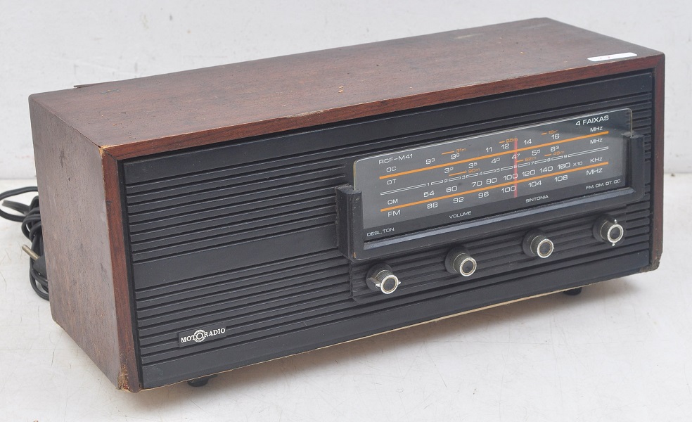 Antigo rádio , caixa em madeira , marca Motoradio , 4 f