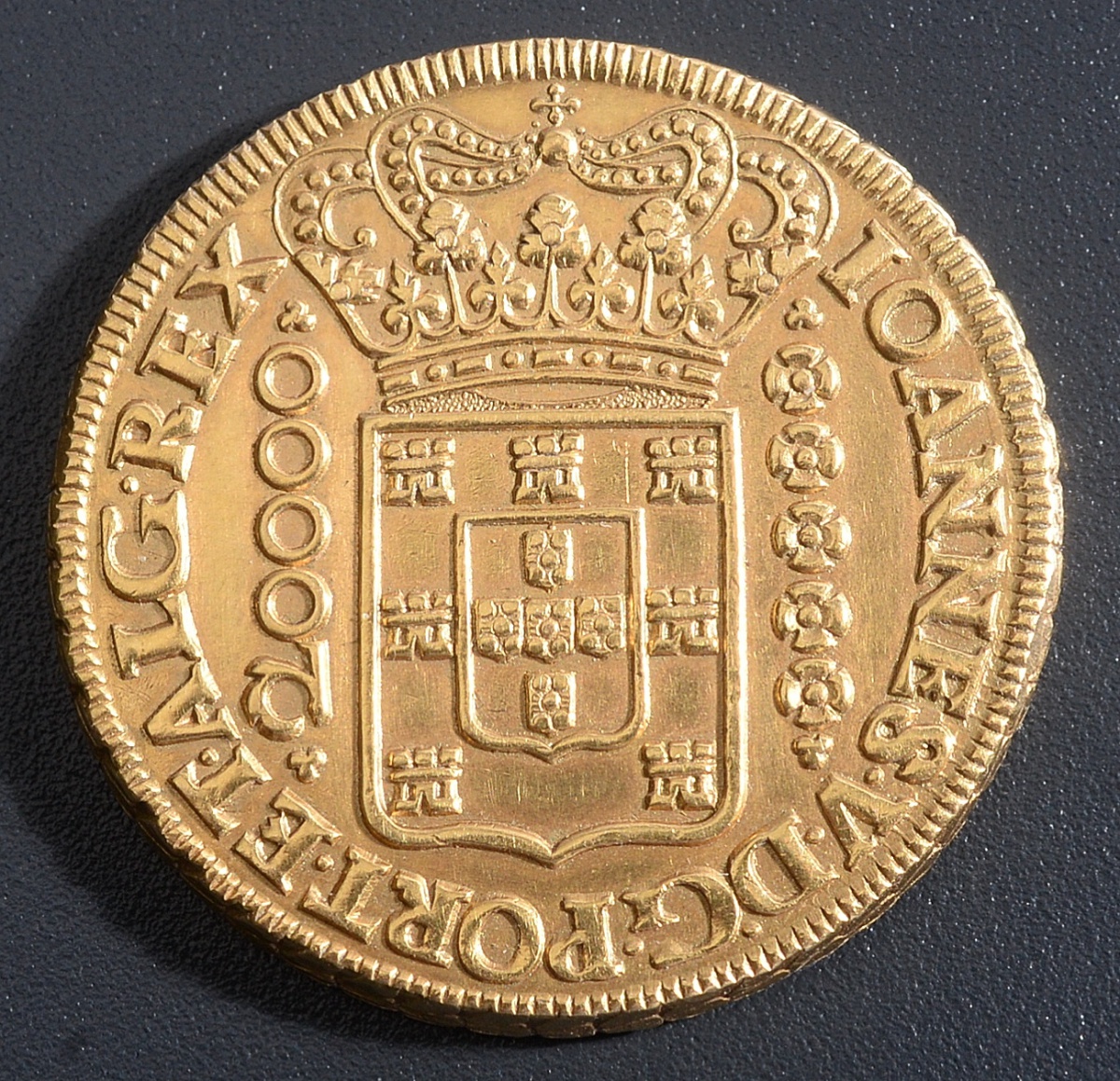 DOBRÃO. Moeda de ouro do Brasil Colônia, ano 1724, com