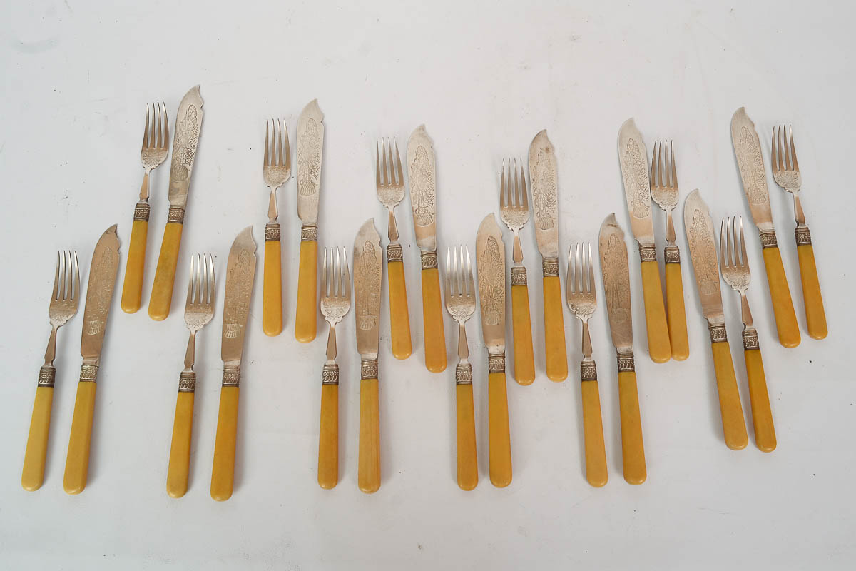 Doze facas e doze garfos para peixe. Lâmina de metal es