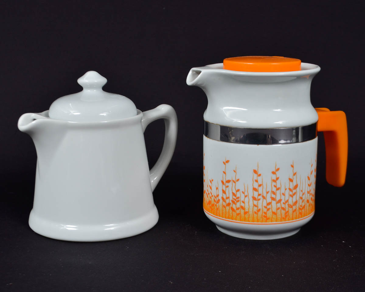 Duas jarras de louça: Uma com a marca, Pozzoni. Decorad