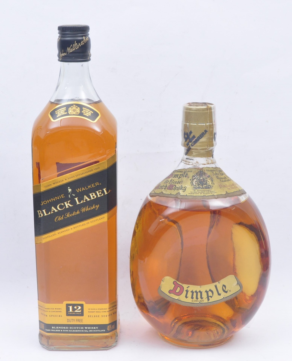 DIMPLE / BLACK LABEL - (2) Garrafas de whisky , sendo D