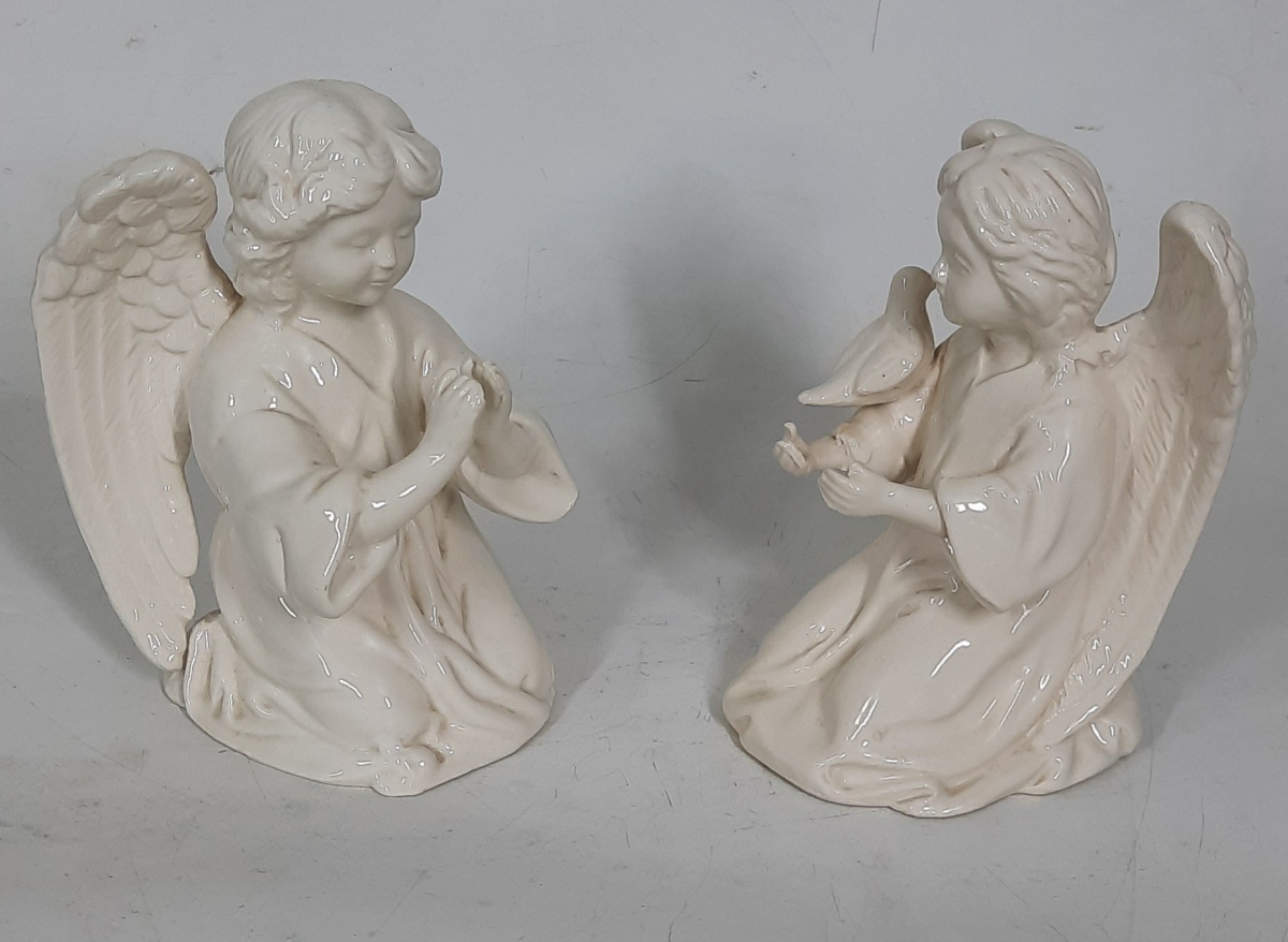 Lote com ( 2 ) imagens de Santa em louça na cor branca