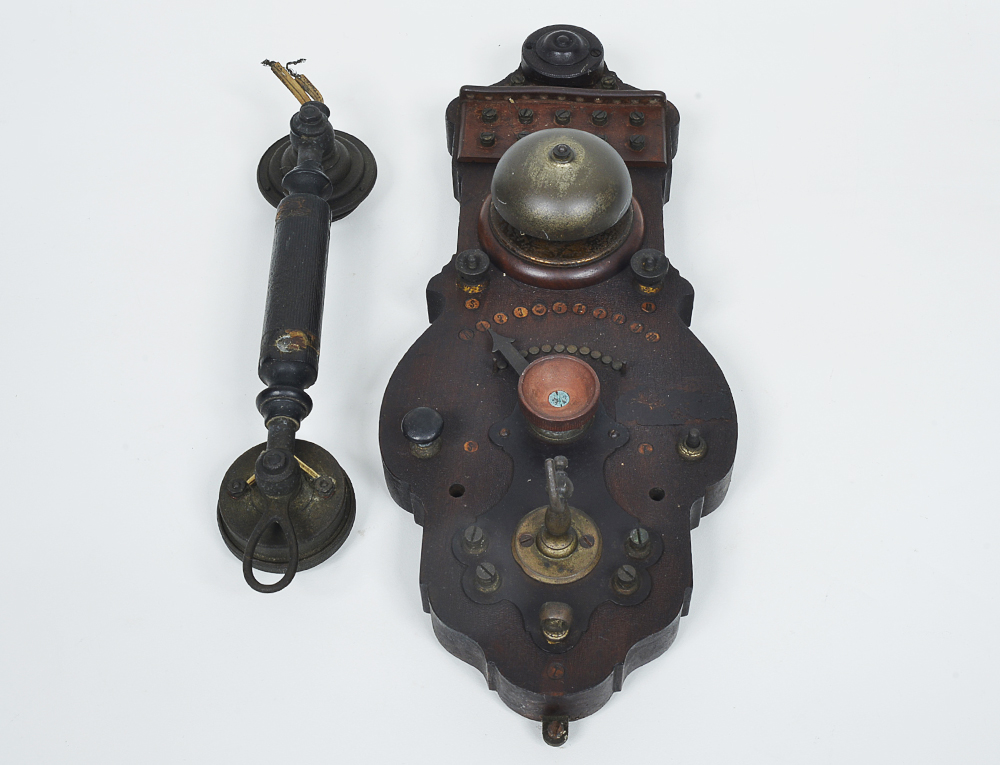 Antigo telefone de coleção em madeira , med 39 cm