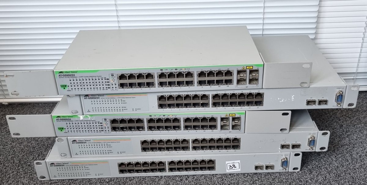 (5) Switchs , sendo 3 switchs Allied Telesis , modelo A
