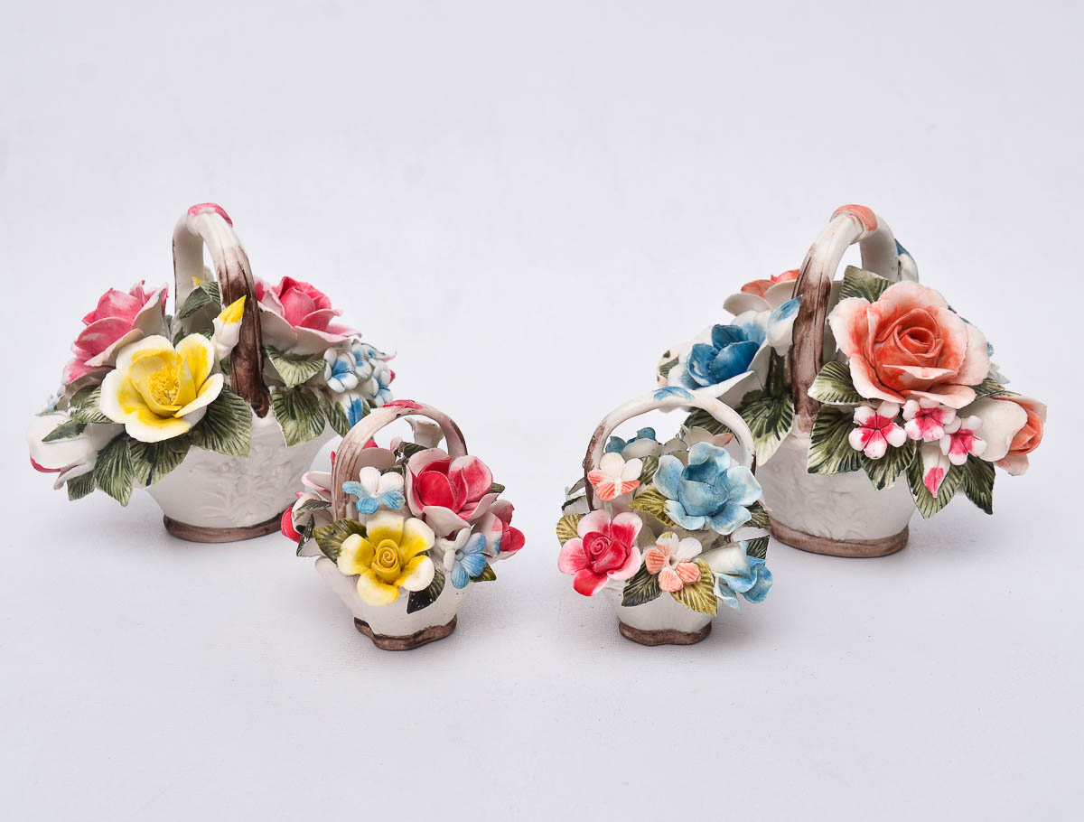 Quatro enfeites de biscuit policromado, representando c