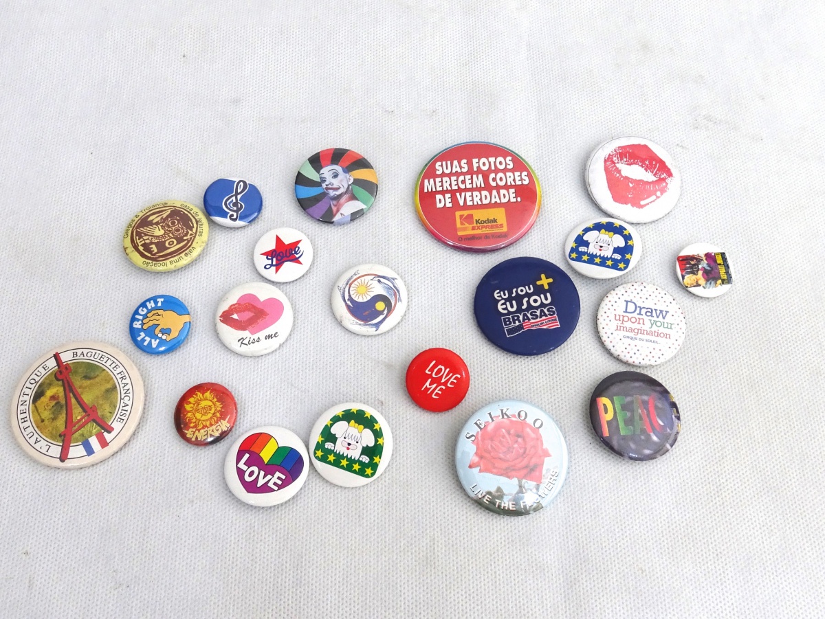 Lote composto de 20 broches, diferentes marcas, modelos