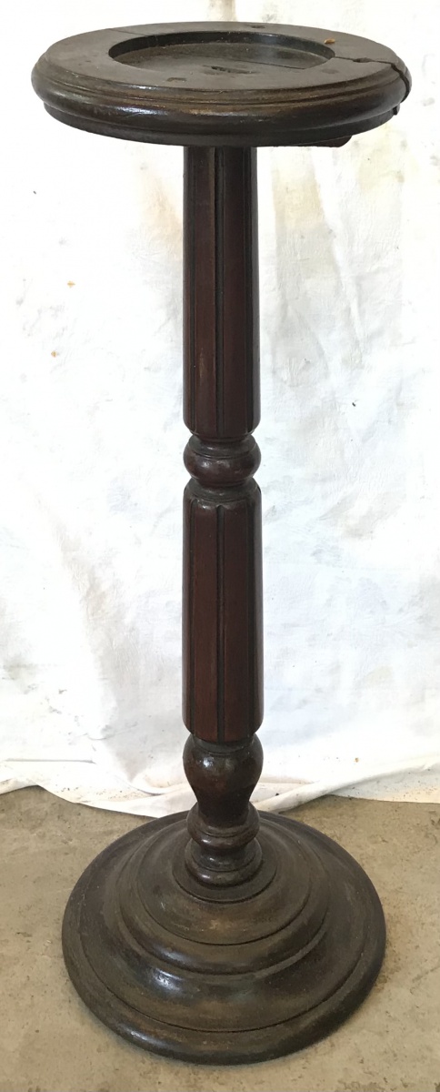 Coluna de madeira confeccionada em madeira de lei torne