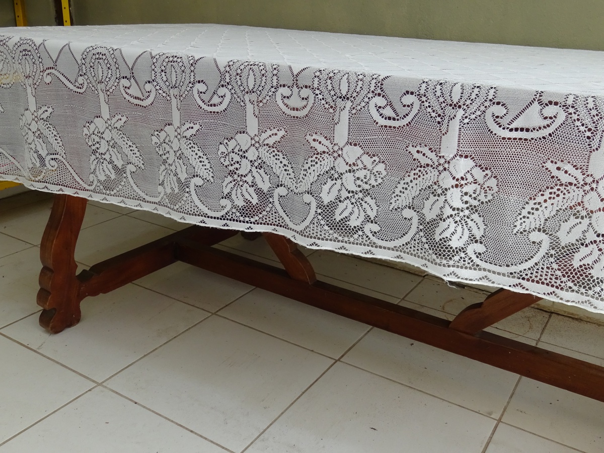 Toalha retangular em renda sintética. Med 214x140