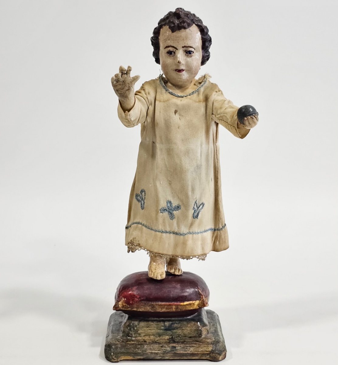 Imagem de Menino Deus segurando o mundo, em madeira fin