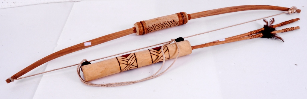 Conjunto indígena em madeira e corda composto por arco,
