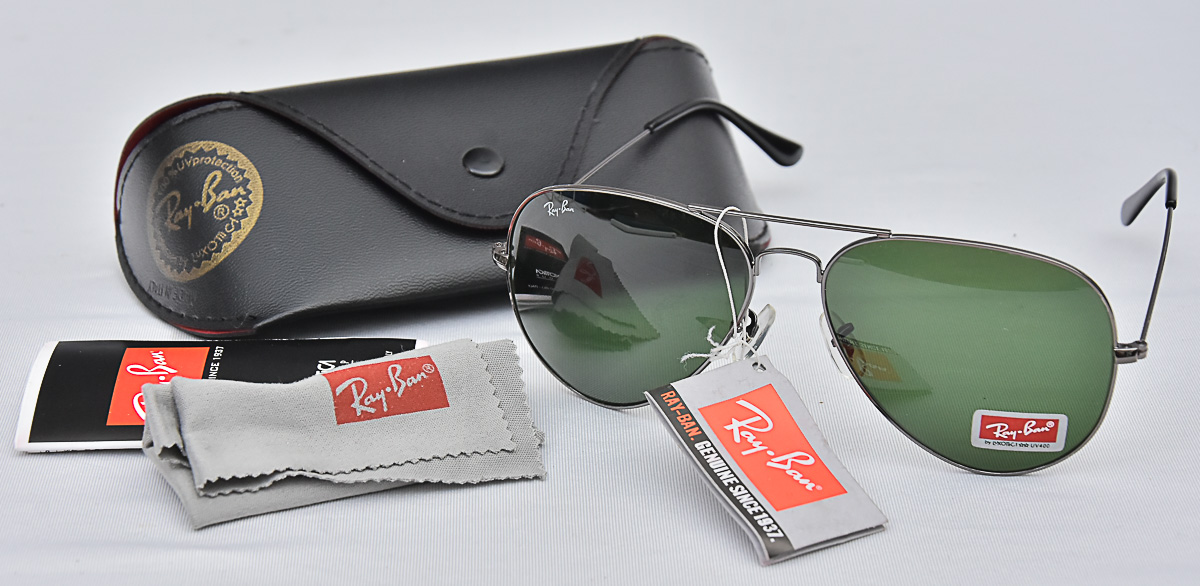RAY BAN, LUXOTTICA - Óculos escuros, modelo aviator. Ar
