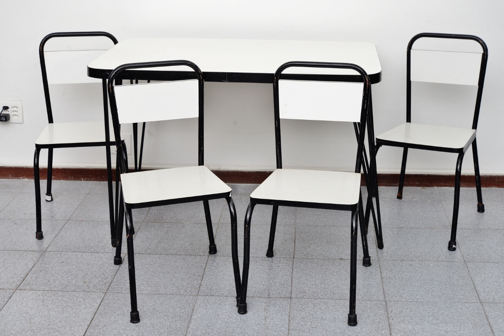 Mesa e 4 cadeiras em formica branca e metal pintado de