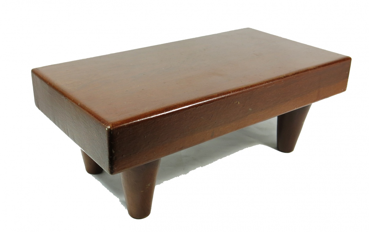 Escabelo (banco para apoio ou descanso dos pés) estilo