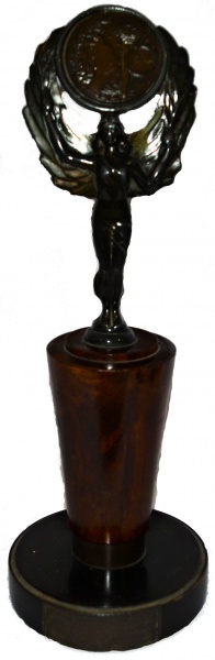 Antigo pinico em ágata esmaltado na cor branca, com det