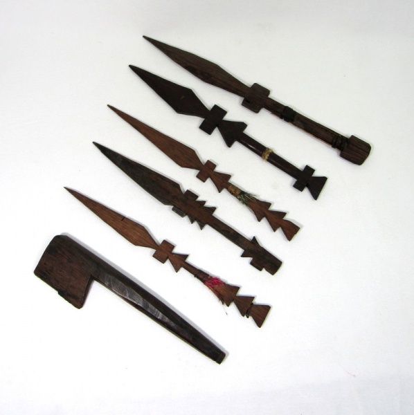 Seis armas indígenas em madeira. Medida da maior:36 cm.