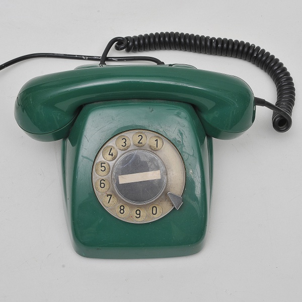 Telefone antigo, de discar, na cor verde. Med = 14 x 22