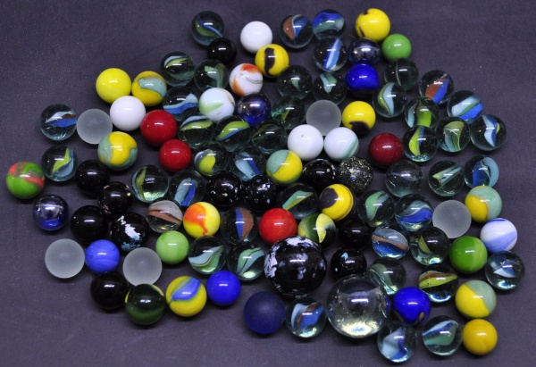 Diversas bolas de gude de vários países