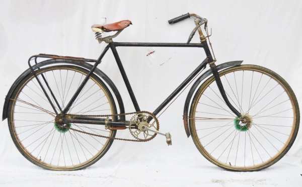 ANTIGA BICICLETA DE MARCA BSA, COR PRETA, COM GARUPA E