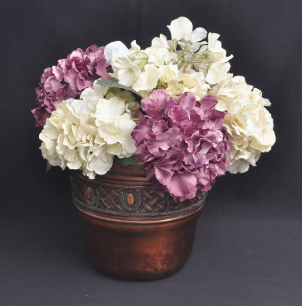 Escabelo em madeira no formato retangular , revestido p