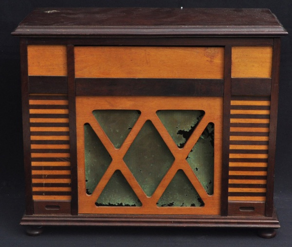 Escabelo em madeira no formato retangular , revestido p