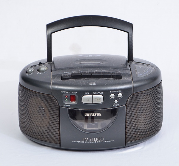 Radio CD Player marca AIWA (14 X 29 X 24 cm)