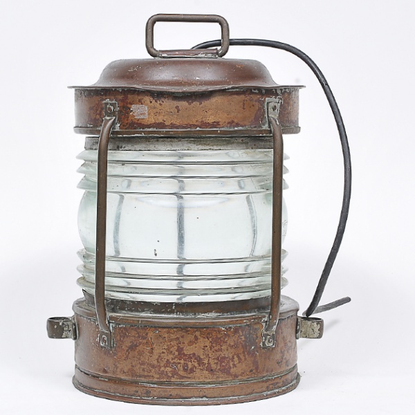 Antiga Lanterna de navio fabricada em cobre ainda com