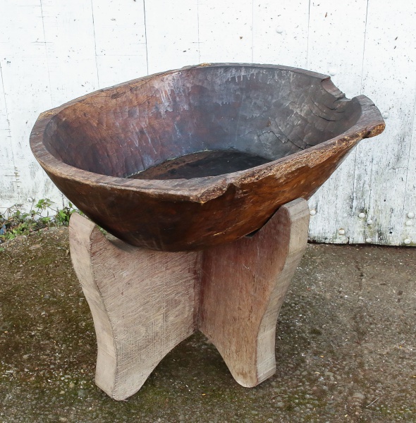 Grande gamela oval, pés em madeira. Med 60x59x75 Com la