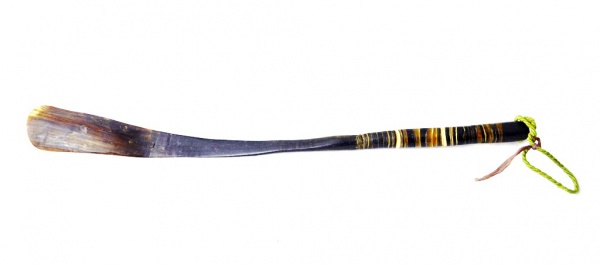 Antigo açoite para montaria em osso chifre e baquelite.