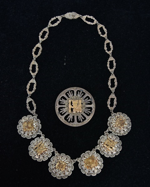 Colar e broche em prata peruana, 925. Decoração represe