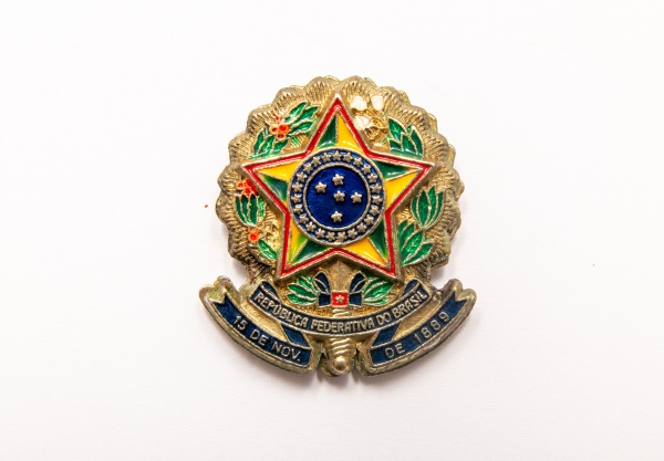 Emblema da república em bronze e esmalte. Med 5x3