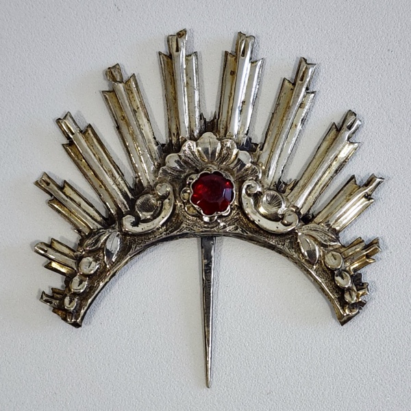 Resplendor sacro em prata cinzelada e repuxada tendo ao
