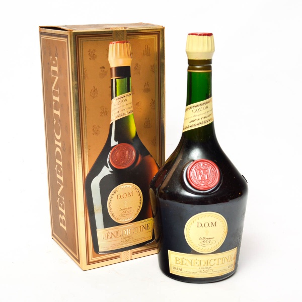 Garrafa de licor francês, da marca DOM BENECDITINE, de