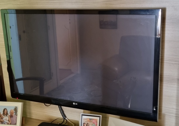 TV - Marca LG , 42 polegadas , funcionando . Retirada